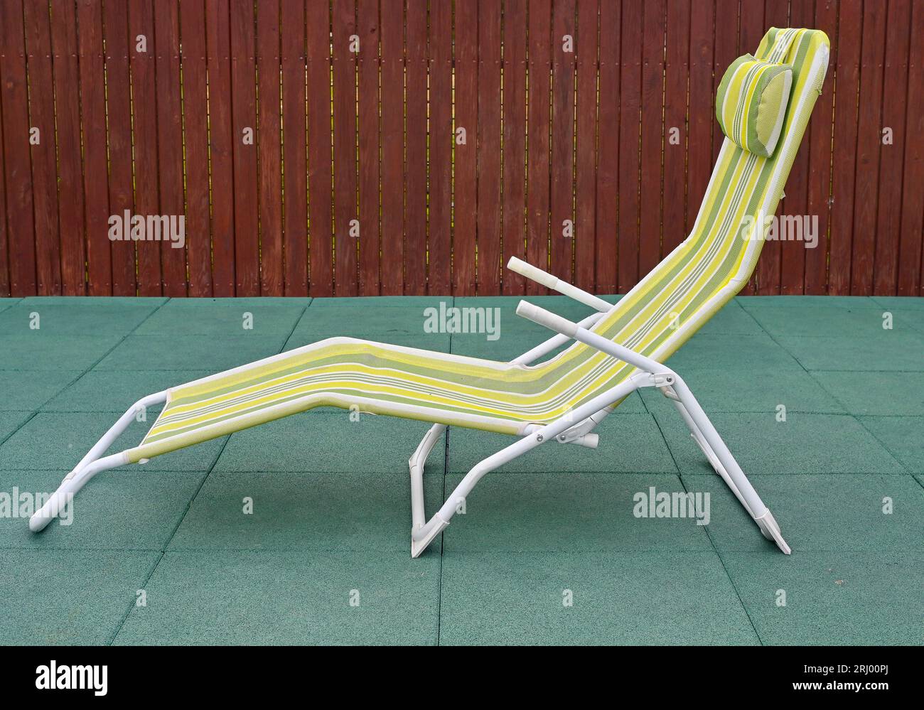 Empty sunbed hi-res stock photography and images - Alamy