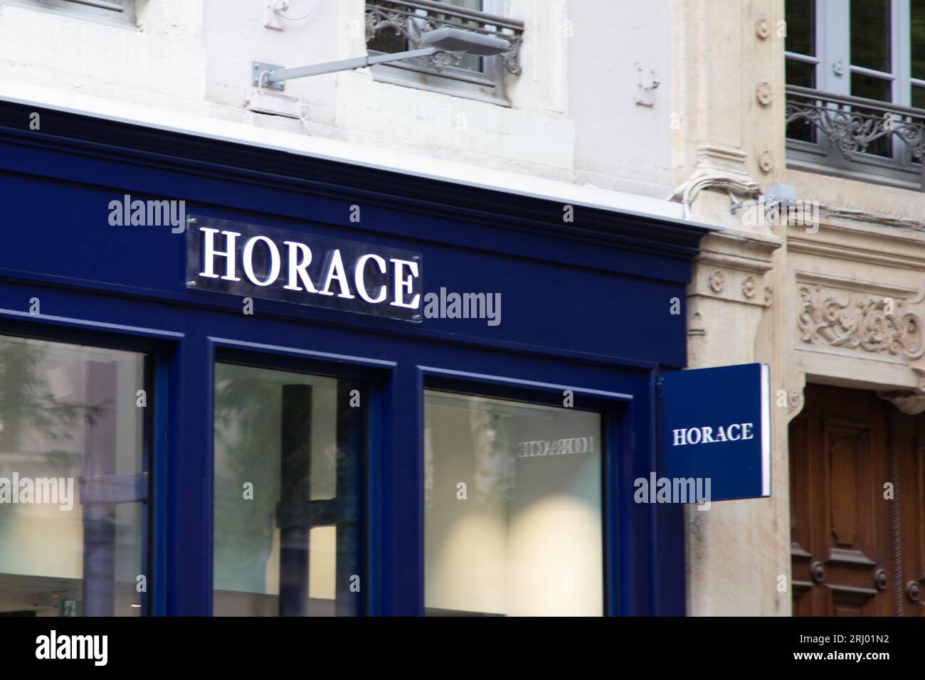 Man logo maker hi-res stock photography and images - Alamy