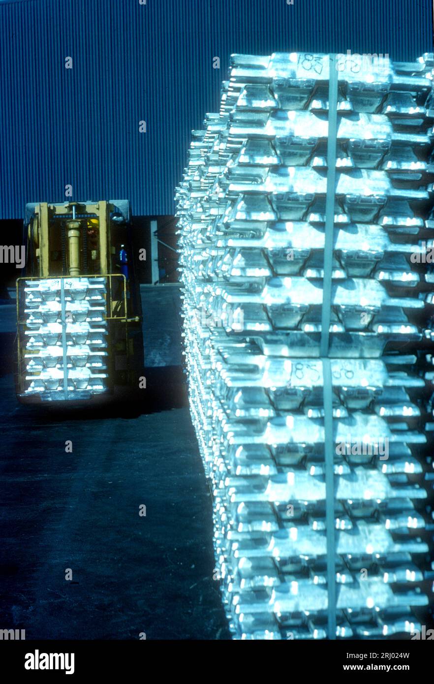 Stacked aluminium ingots at DUBAL smelter, Dubai, UAE Stock Photo - Alamy