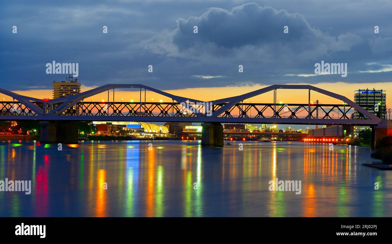 City panorama river bridges hi-res stock photography and images - Alamy