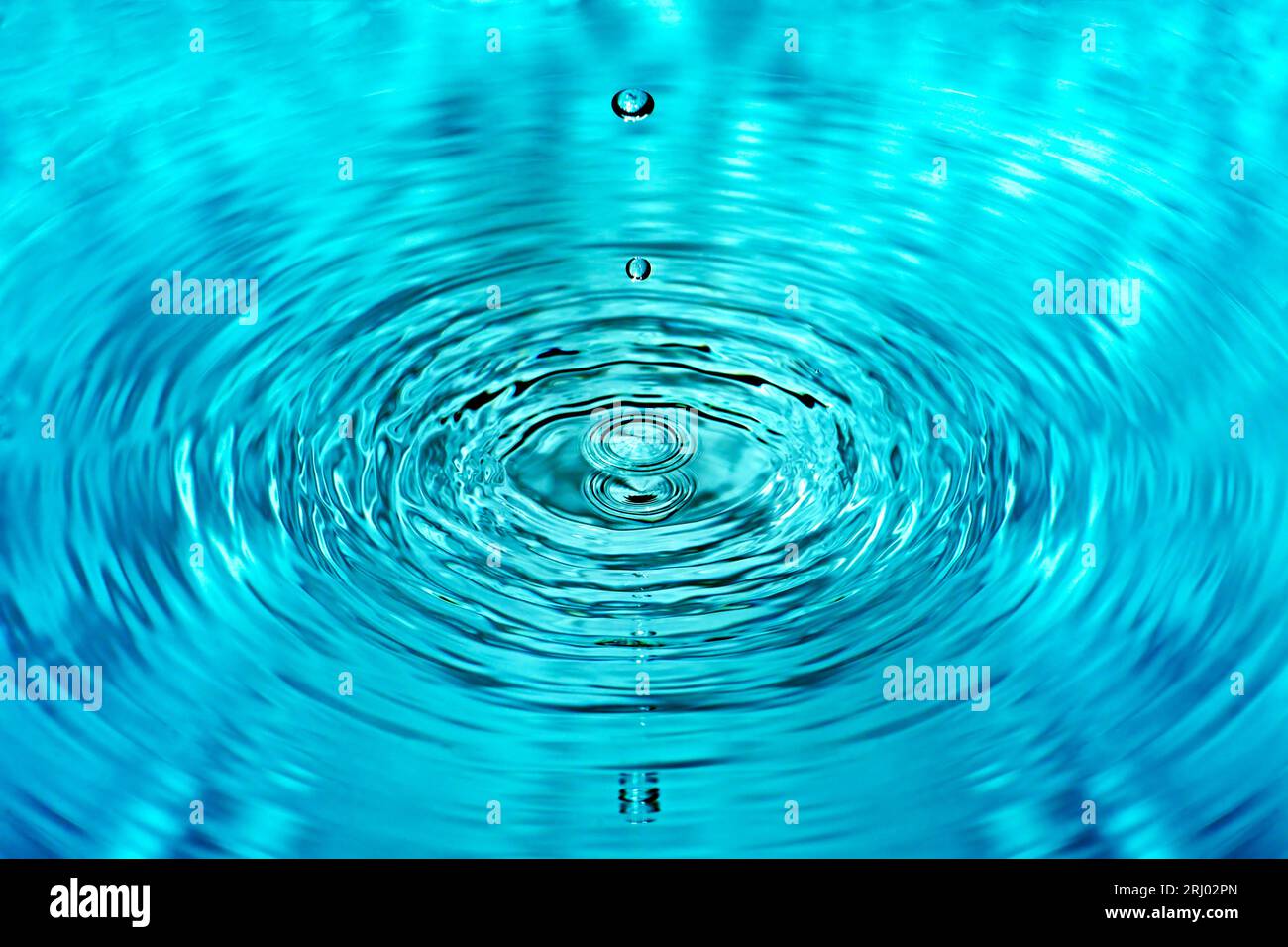 drop of water falls into water Stock Photo - Alamy