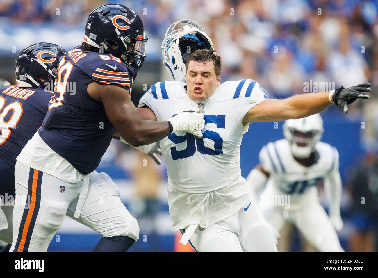 Defensive lineman line scrimmage hi-res stock photography and images ...
