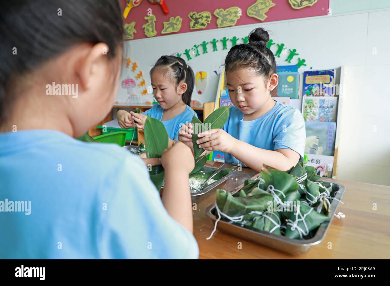 China kindergarten cooking hi-res stock photography and images - Alamy