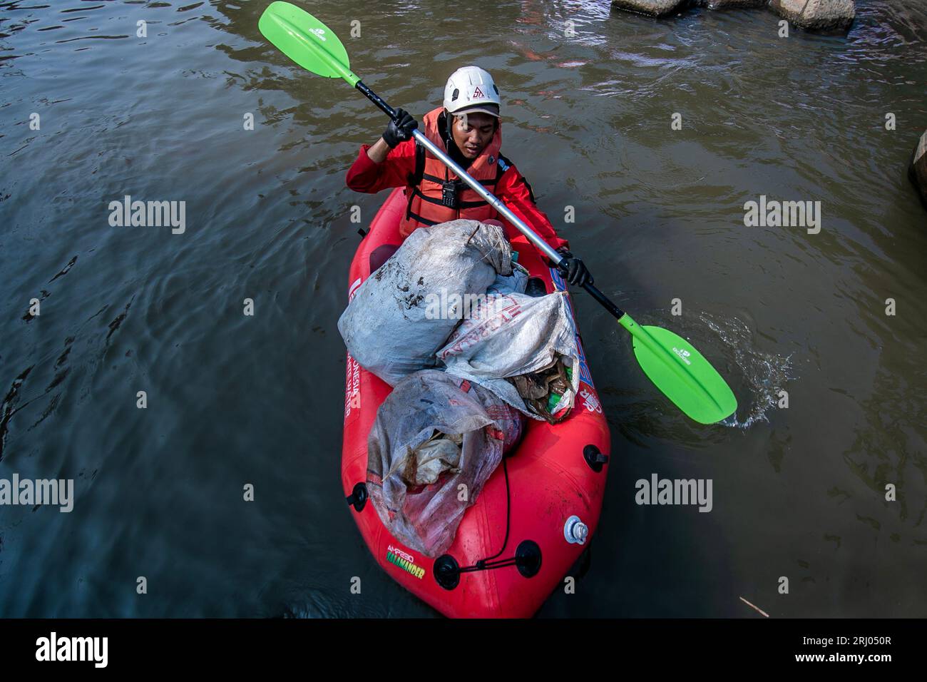 Teenagers cleaning up river hi-res stock photography and images - Alamy