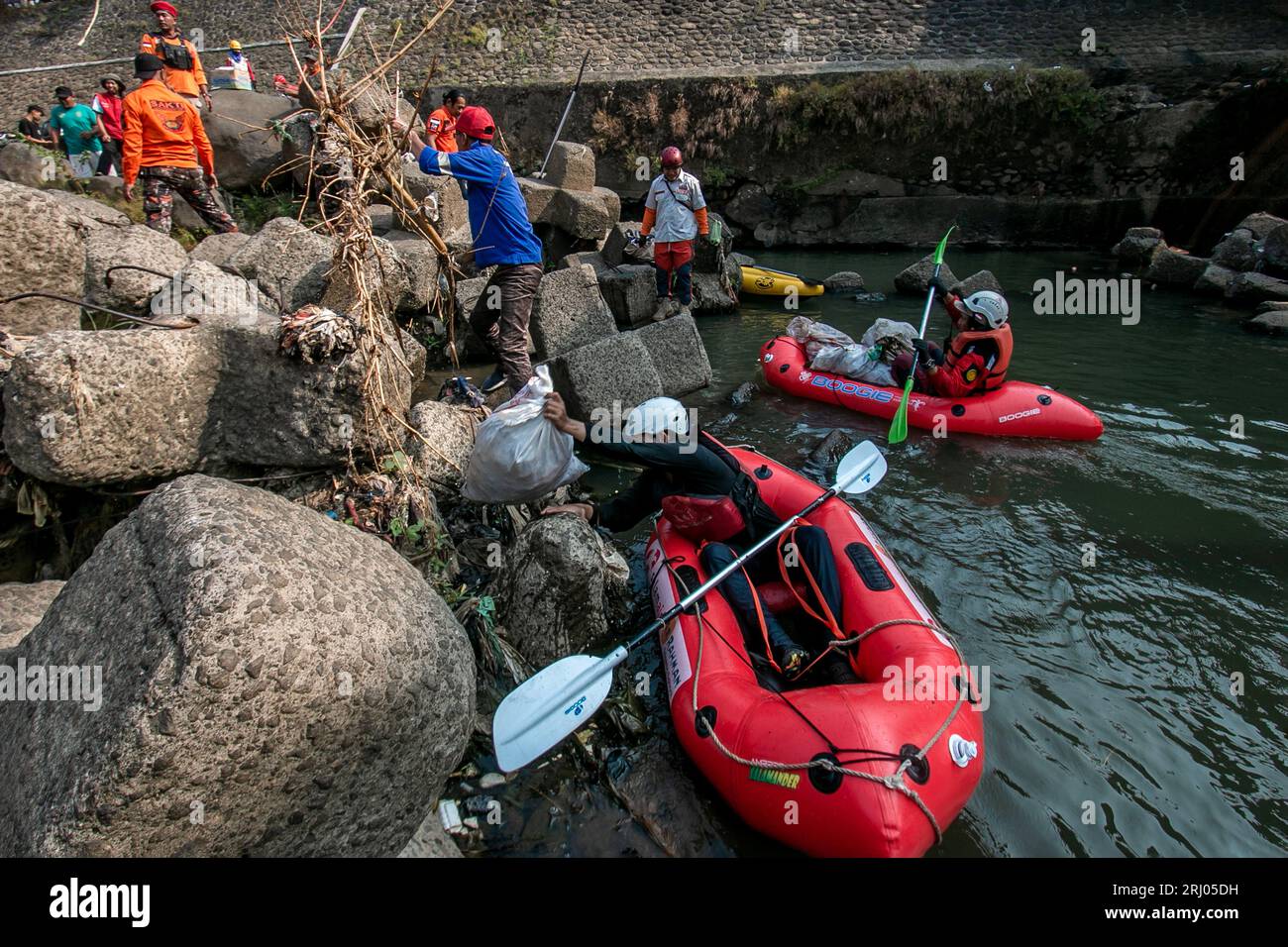 Teenagers cleaning up river hi-res stock photography and images - Alamy