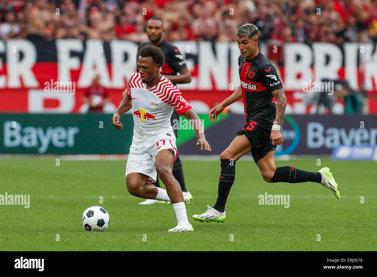 Leverkusen, Deutschland. 19th Aug, 2023. Lois OPENDA (RB Leipzig, #17), Exequiel PALACIOS (Bayer ...