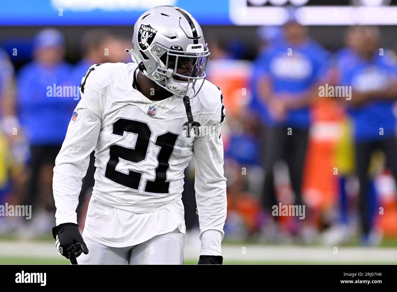 Las Vegas Raiders cornerback Amik Robertson (21) lines up against the ...