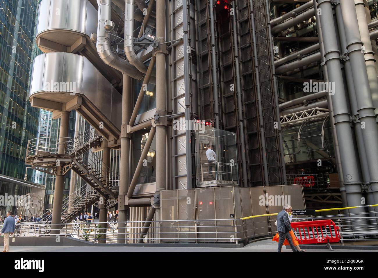 London, UK. 10th August, 2023. The iconic steel structure of the Lloyds ...