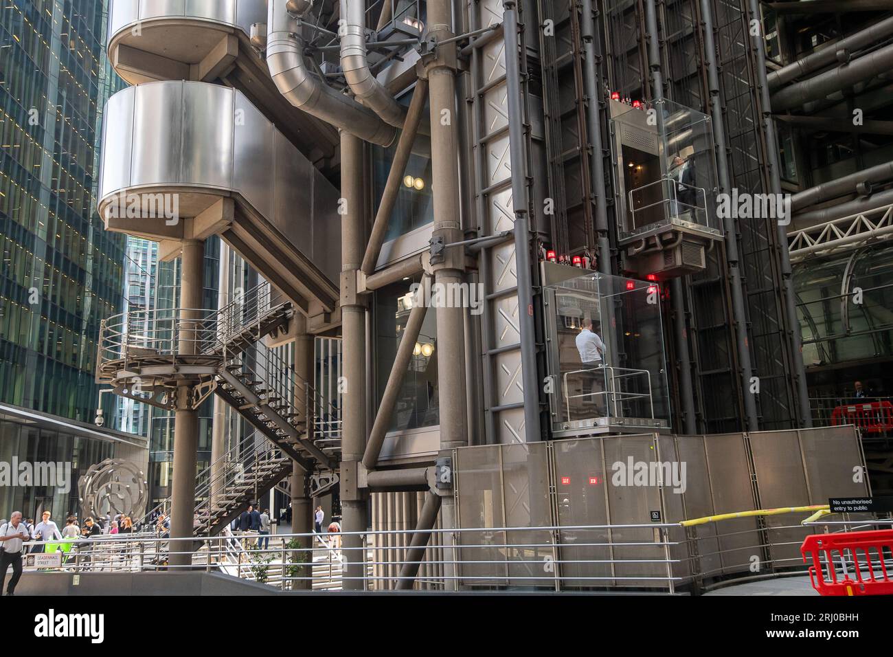 London, UK. 10th August, 2023. The iconic steel structure of the Lloyds ...