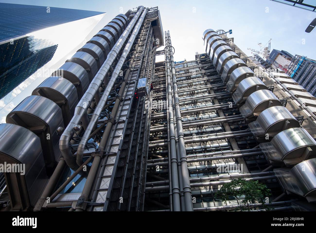 London, UK. 10th August, 2023. The iconic steel structure of the Lloyds ...