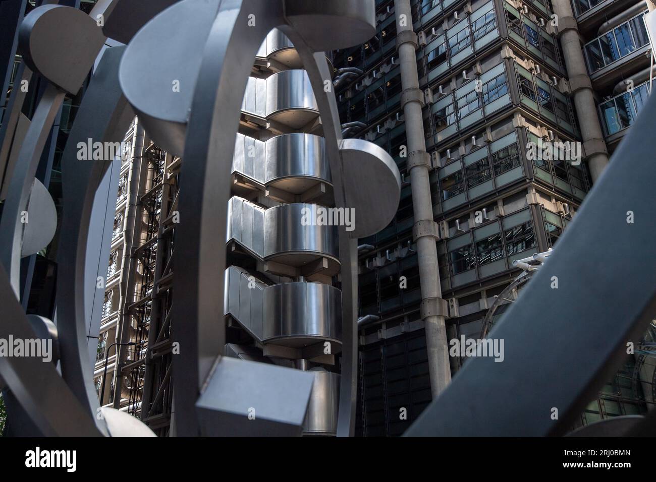 London, UK. 10th August, 2023. The iconic steel structure of the Lloyds ...
