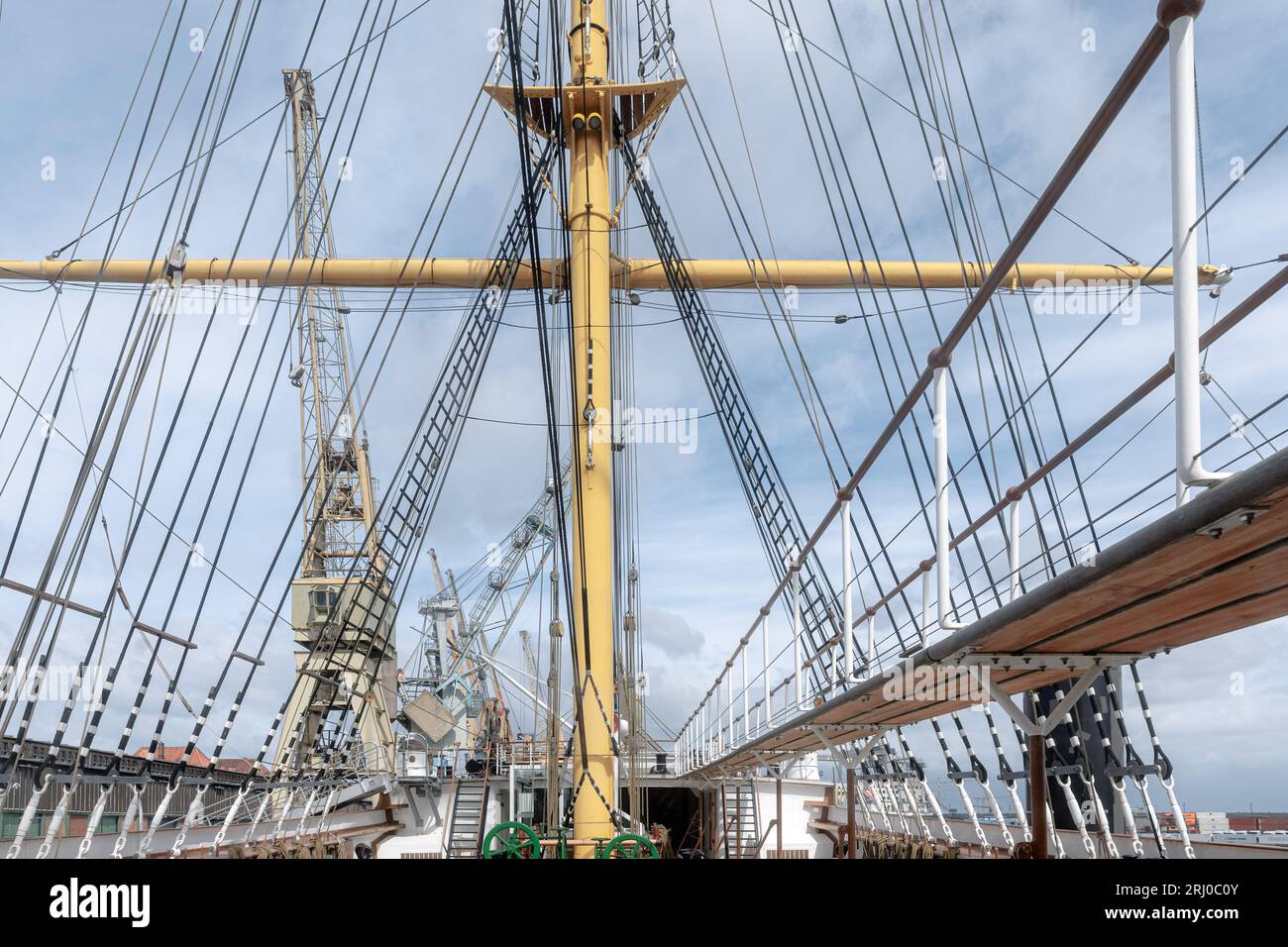 Hamburg, Germany. 10th Aug, 2023. View of the foremast and deck of the ...