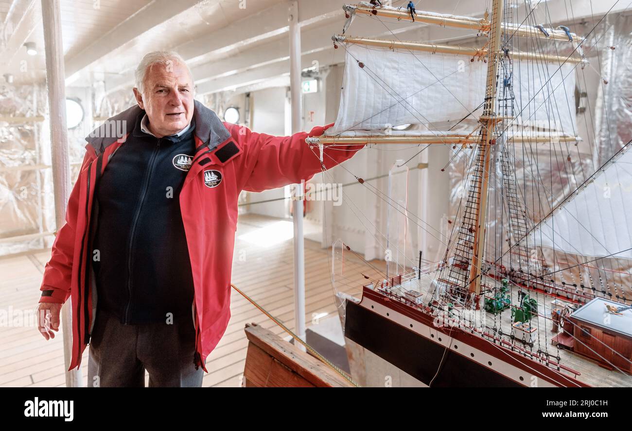 Ship model cutaway hi-res stock photography and images - Alamy