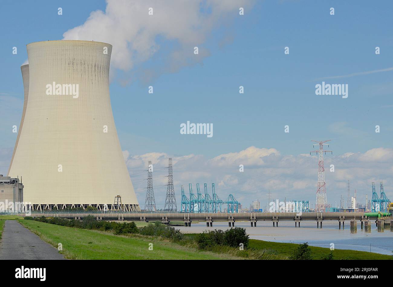 The nuclear power station of the ghost town of Doel, which has recently ...