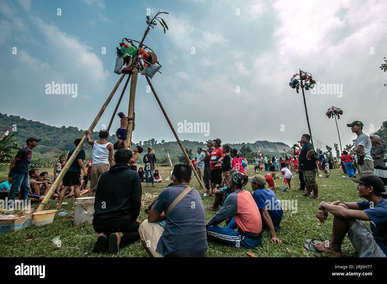 Bogor, Indonesia. 17th Aug, 2023. Children take part in a race to ...