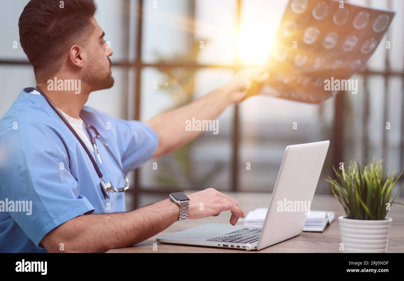 Neurosurgeon checking brain mri hi-res stock photography and images - Alamy