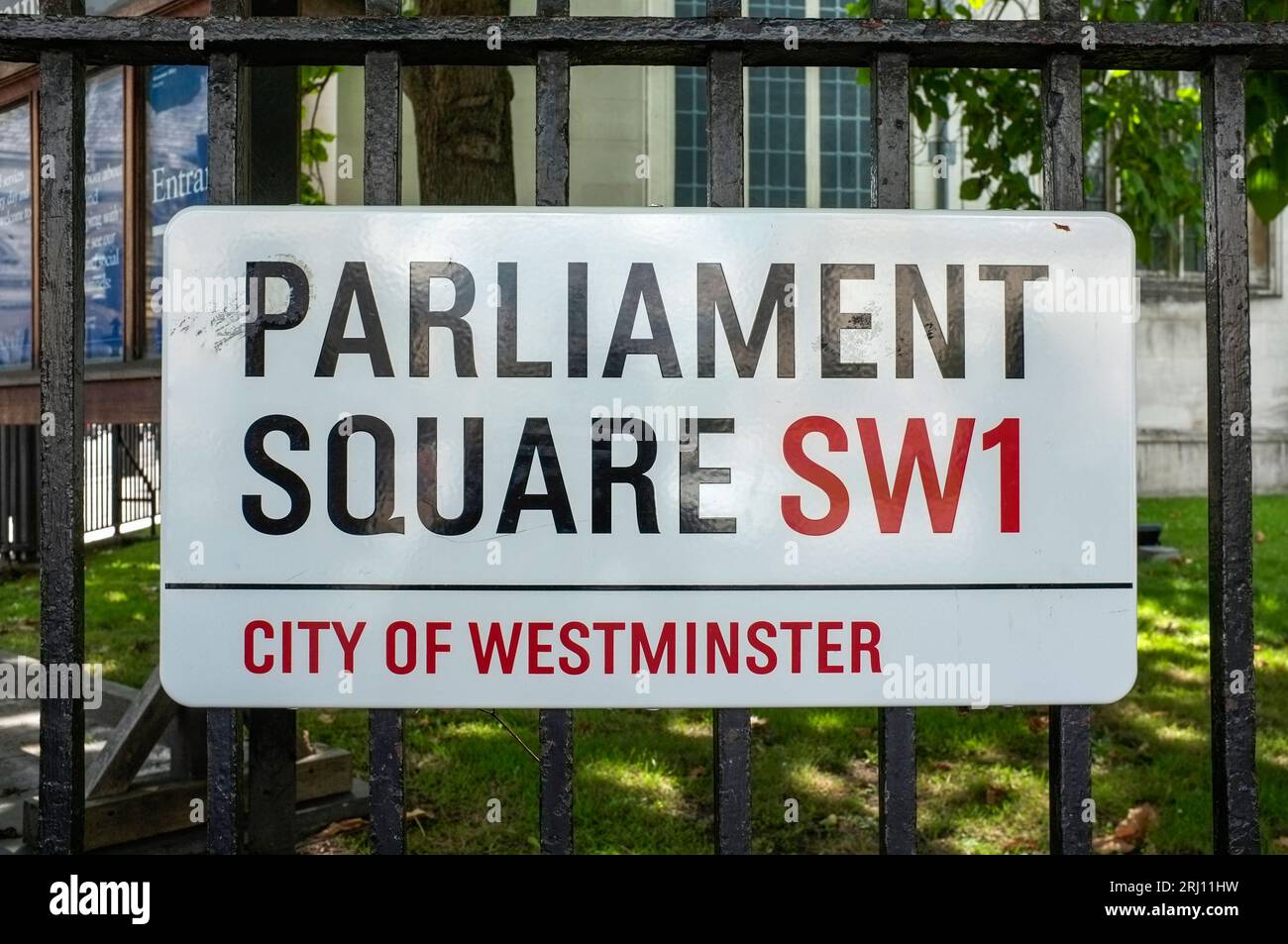 London square with railings hi-res stock photography and images - Alamy