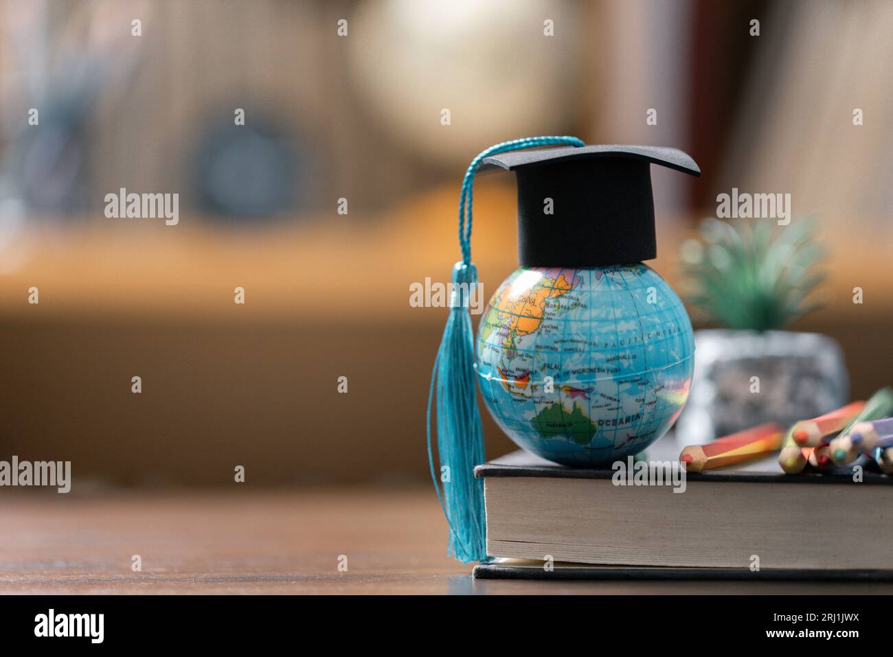 Graduation cap with Earth globe. Concept of global business study ...