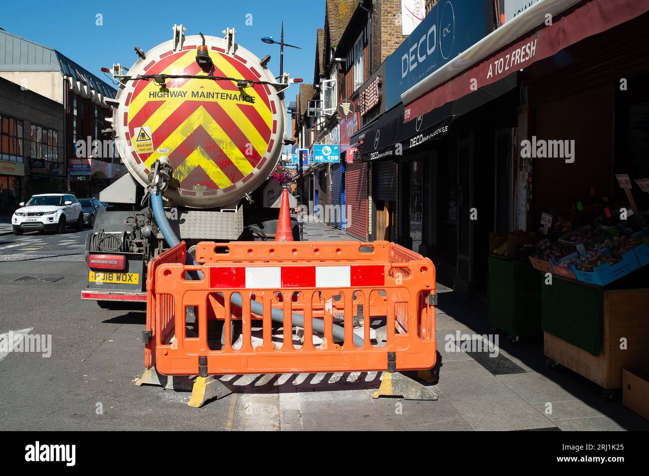 Slough, Berkshire, UK. 9th August, 2023. Thames Water are replacing ...