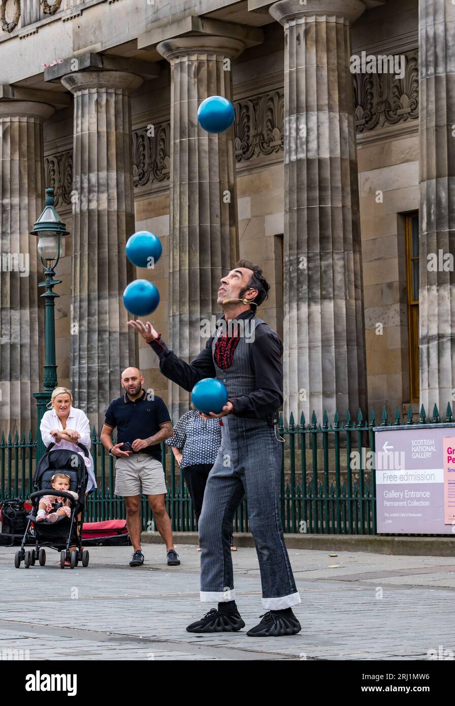 Edinburgh, Scotland, UK, 20th August 2023. Street performers at Fringe ...