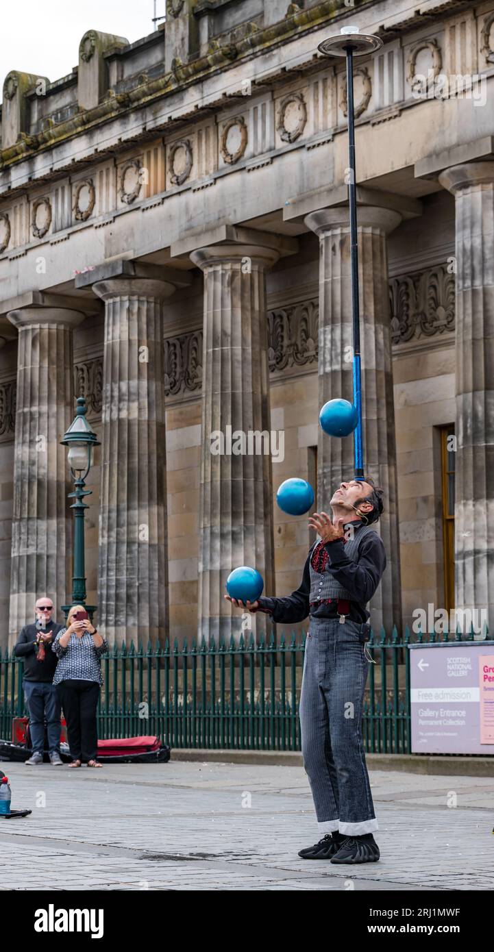 Edinburgh, Scotland, UK, 20th August 2023. Street performers at Fringe ...