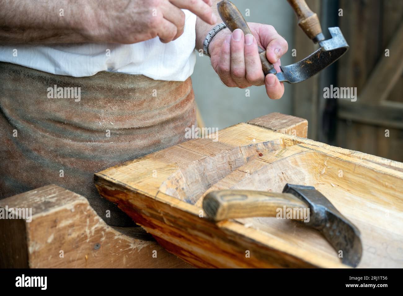 20 August 2023, Bavaria, Hallerstein: A Muldenhauer demonstrates his ...