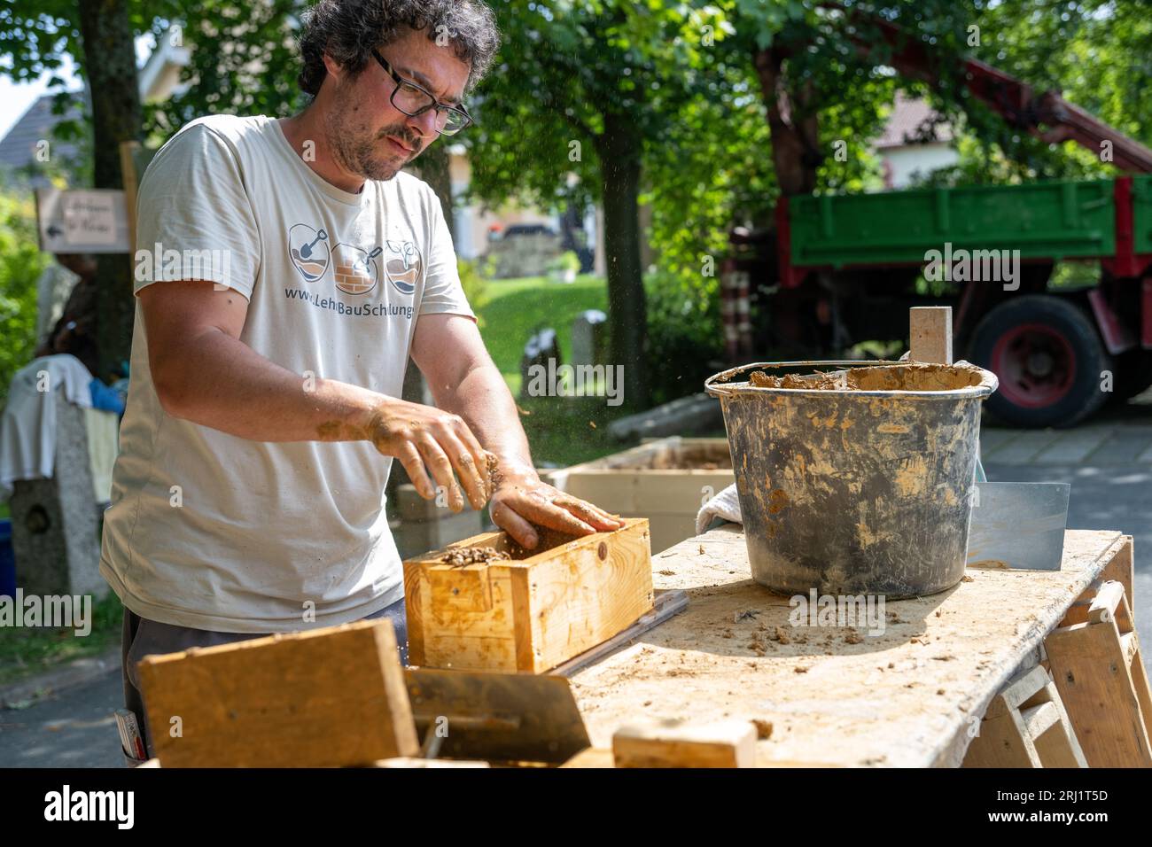 20 August 2023, Bavaria, Hallerstein: Clay maker Andreas Link fills ...