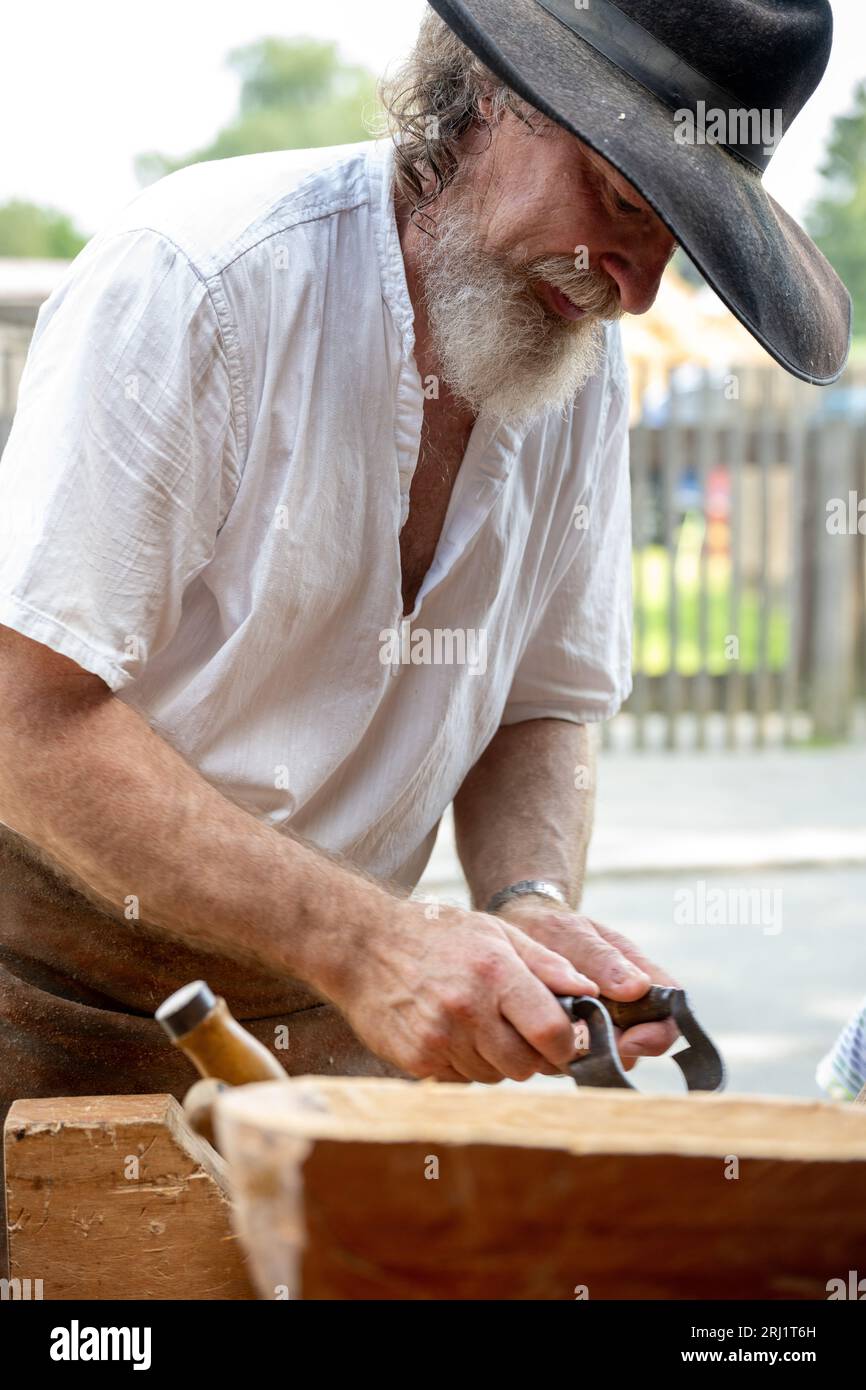 20 August 2023, Bavaria, Hallerstein: A Muldenhauer demonstrates his ...