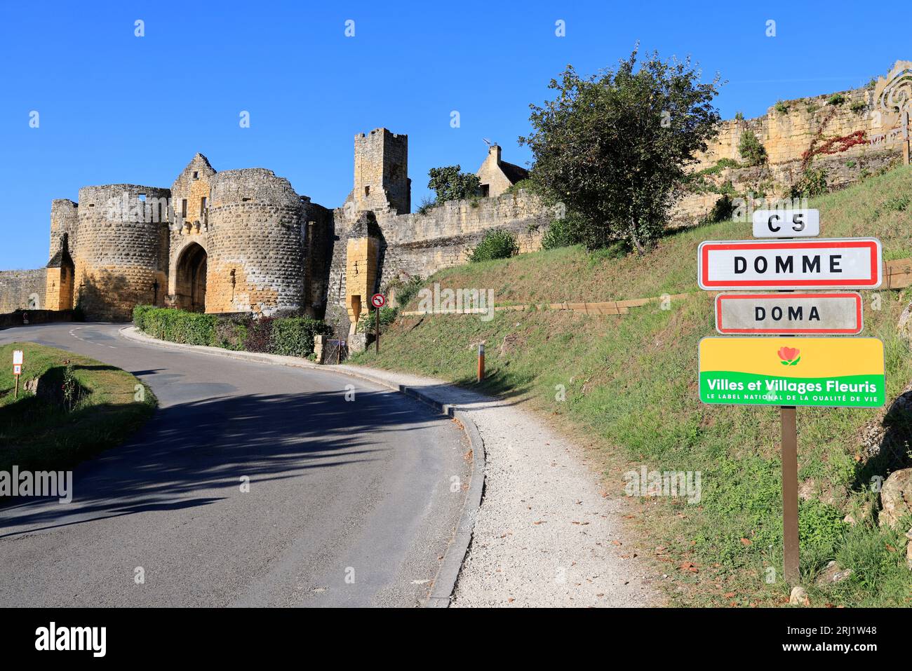 La Porte des Tours de la bastide de Domme en Périgord Noir. Vue de l ...