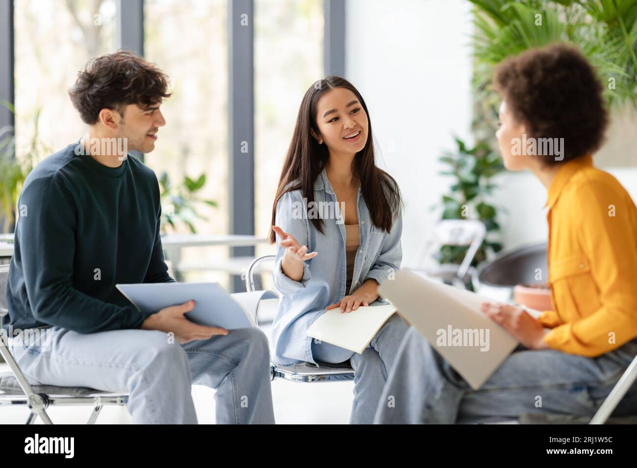 College students circle talk hi-res stock photography and images - Alamy