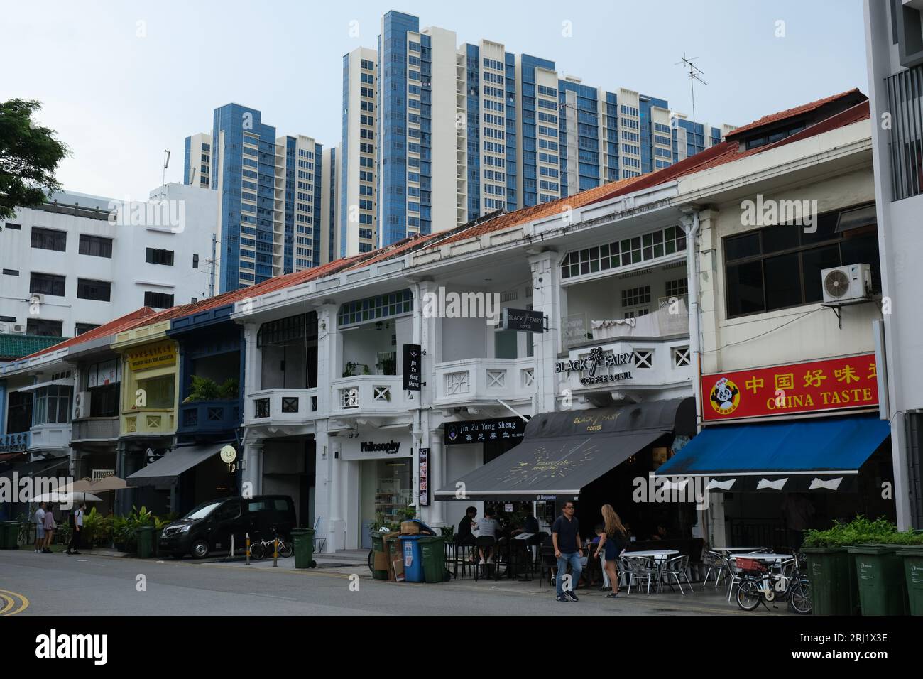 Bars and restaurants in Singapore's trendy Tyrwhitt Road. 17/09/2022 ...
