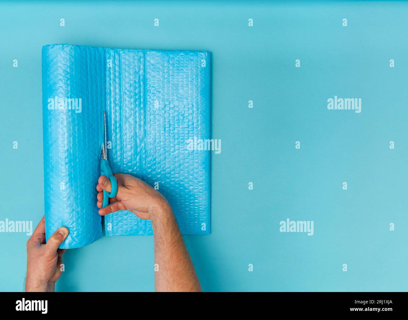 Cutting with scissors hi-res stock photography and images - Alamy