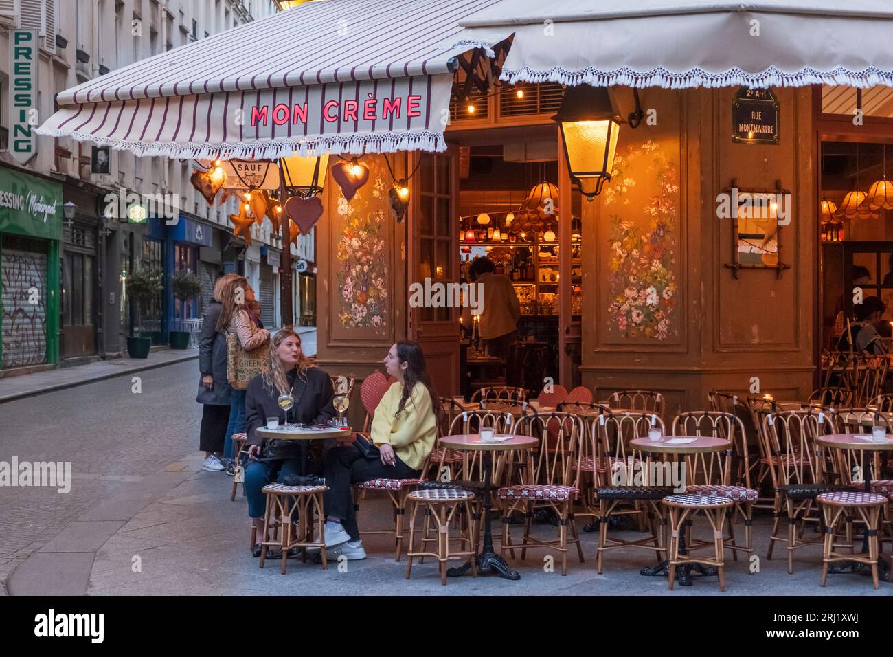 Cafe Mon Creme (64-66 Rue Montmartre) in Paris Stock Photo - Alamy