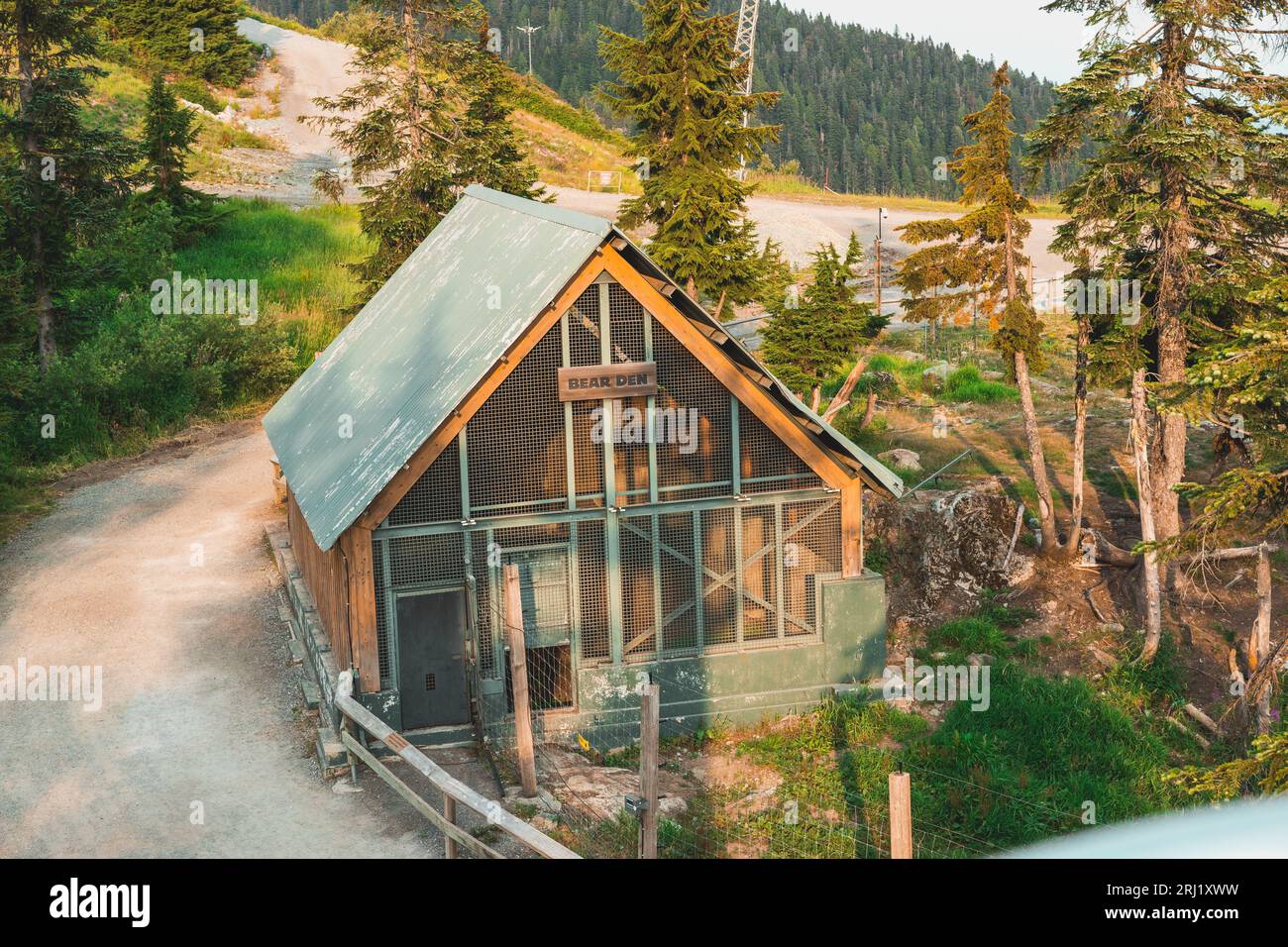 Bear den building hi-res stock photography and images - Alamy