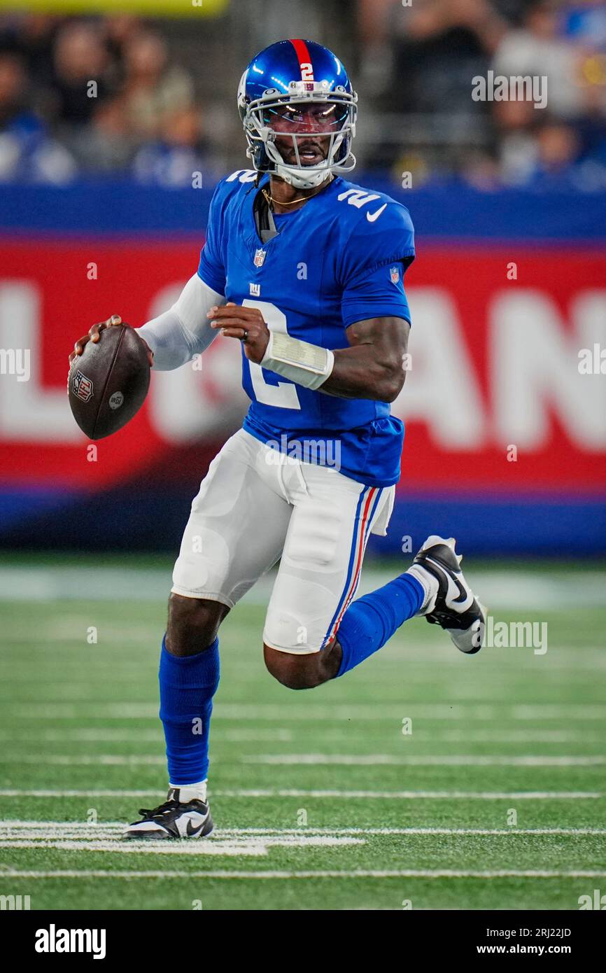 New York Giants quarterback Tyrod Taylor (2) scrambles during an NFL ...