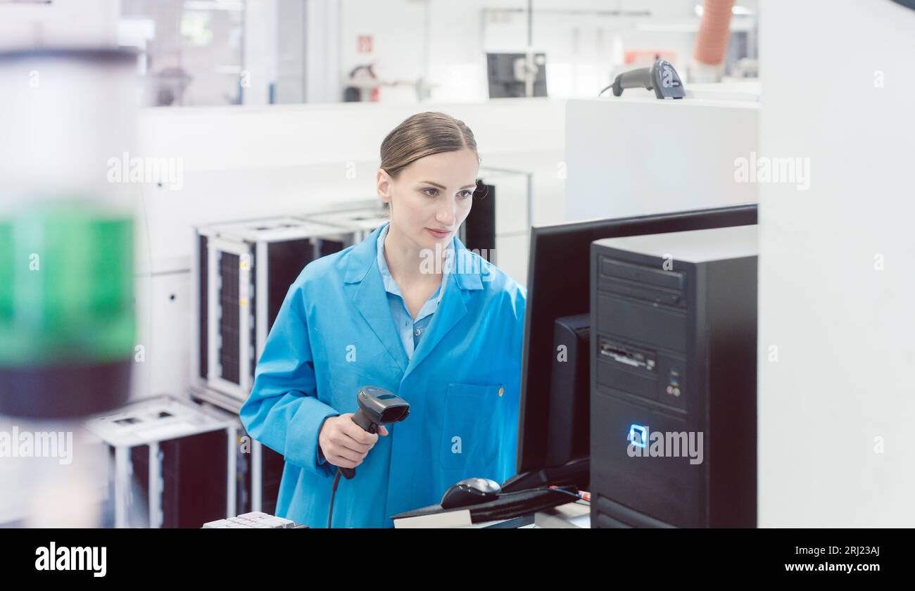 Women in stem manufacturing hi-res stock photography and images - Alamy