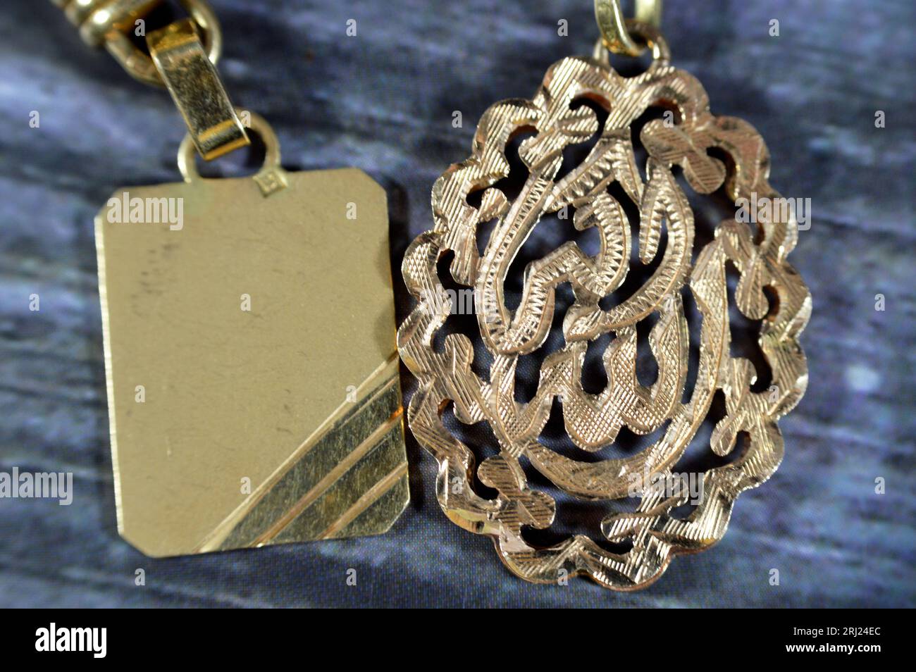 Gold karat 18 with an Islamic Arabic text on one of them Allahu Akbar ...