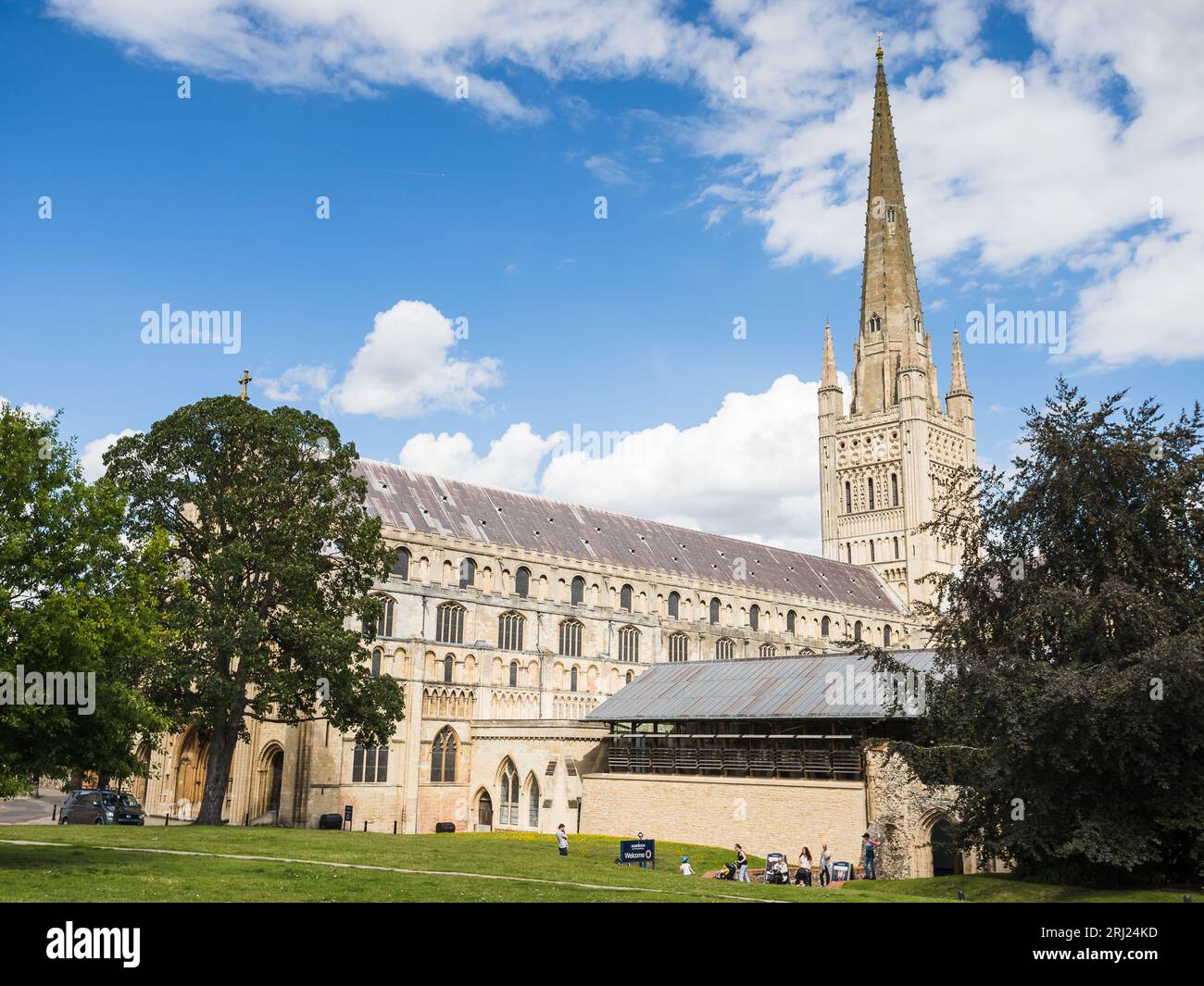 Norwich Cathedral (Cathedral Church of the Holy and Undivided Trinity ...