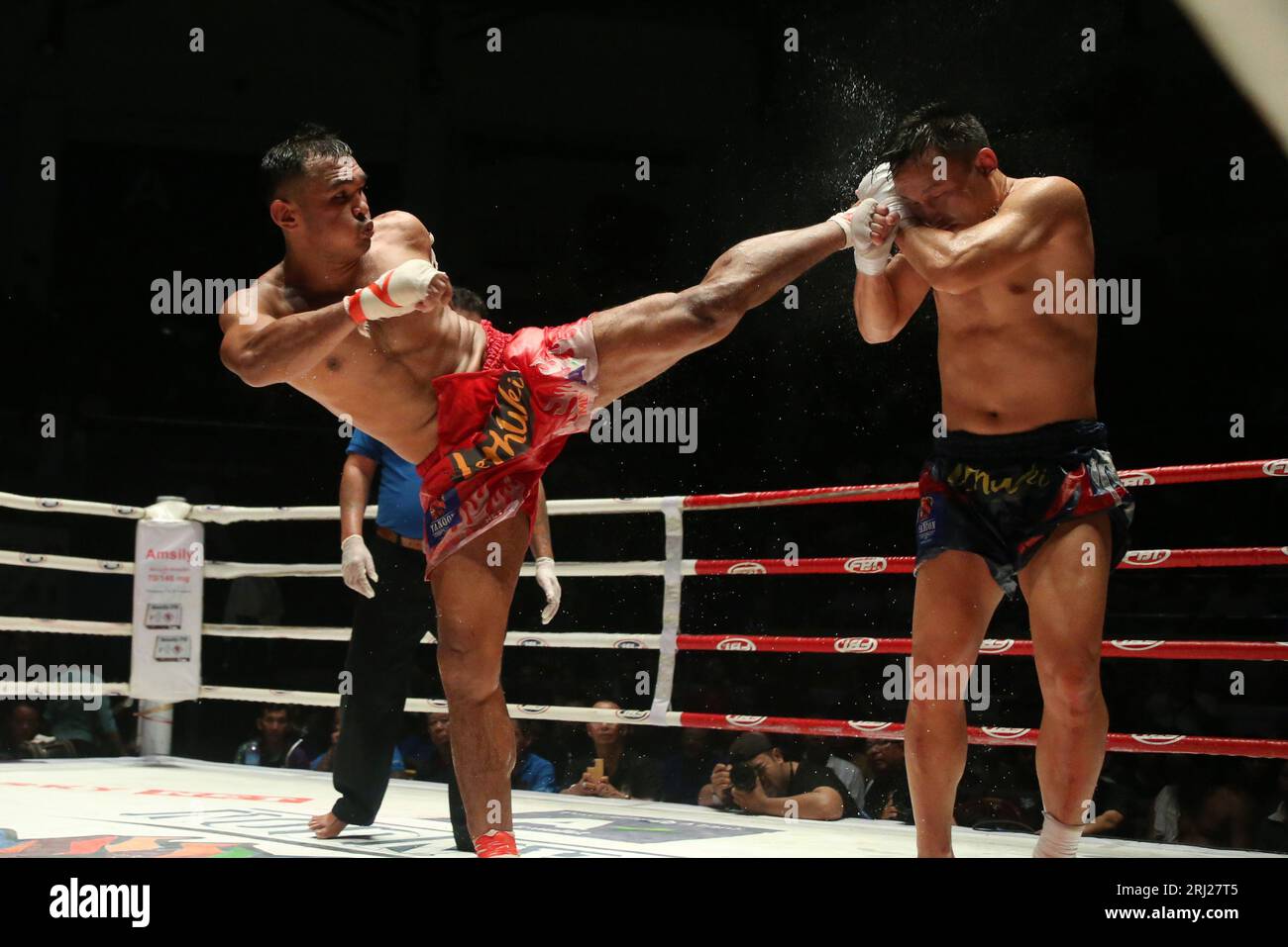 Yangon, Myanmar. 20th Aug, 2023. Tun Tun Min (L) of Myanmar fights with ...
