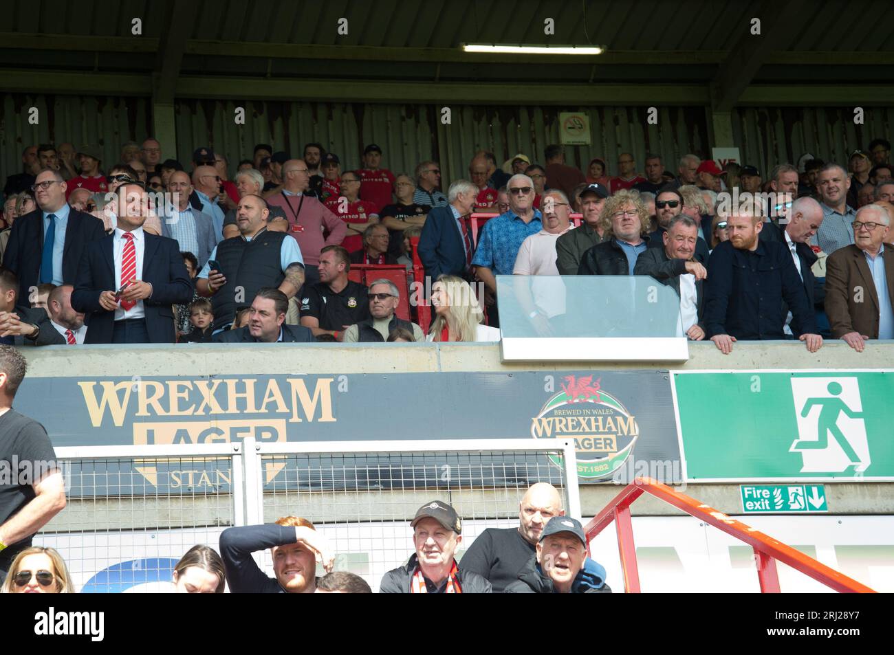 Elliot lee wrexham fans hi-res stock photography and images - Alamy