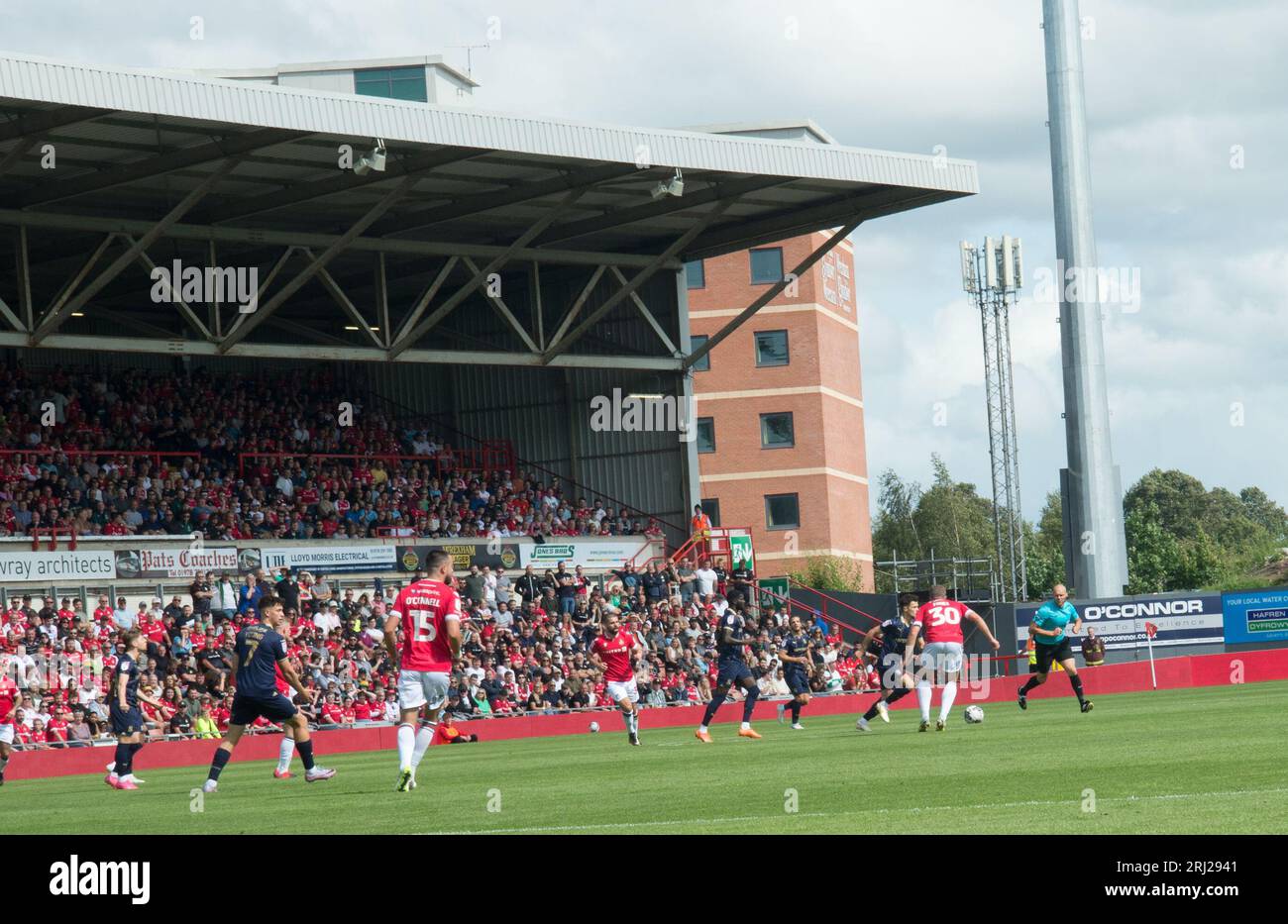 Elliot lee wrexham fans hi-res stock photography and images - Alamy