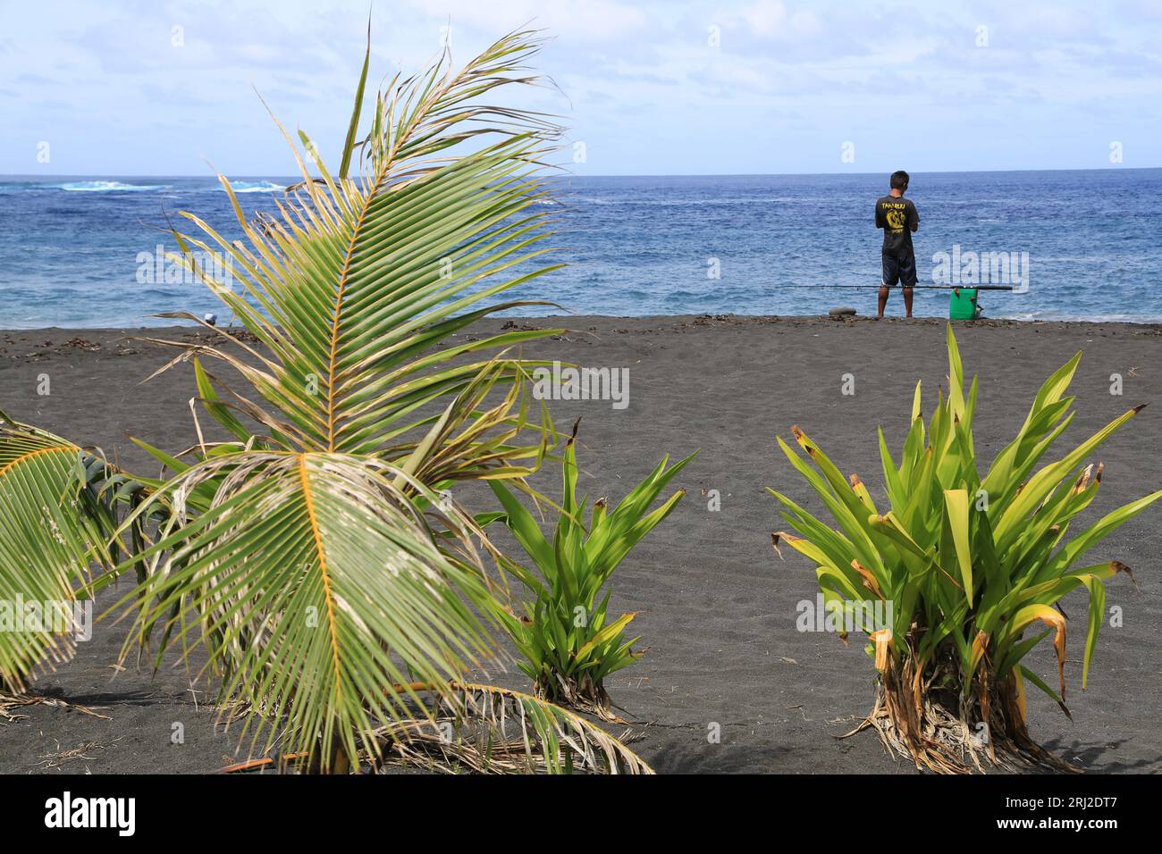 Pêche à la ligne sur la plage de sable noir volcanique de Papara à ...