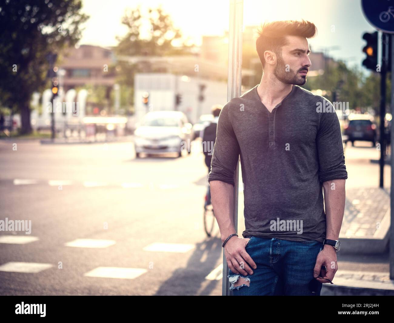 Man standing next to traffic light hi-res stock photography and images ...