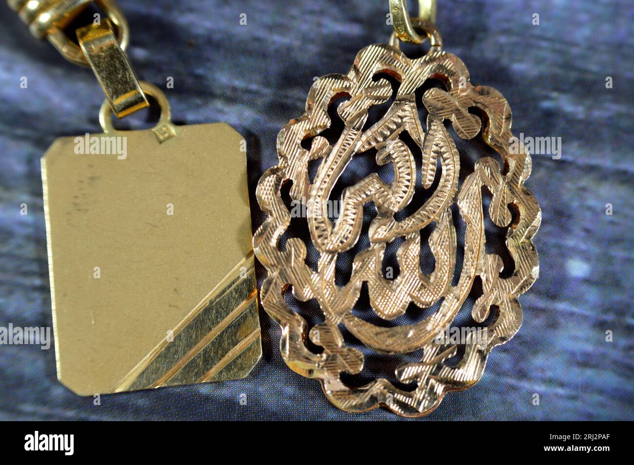 Gold karat 18 with an Islamic Arabic text on one of them Allahu Akbar ...