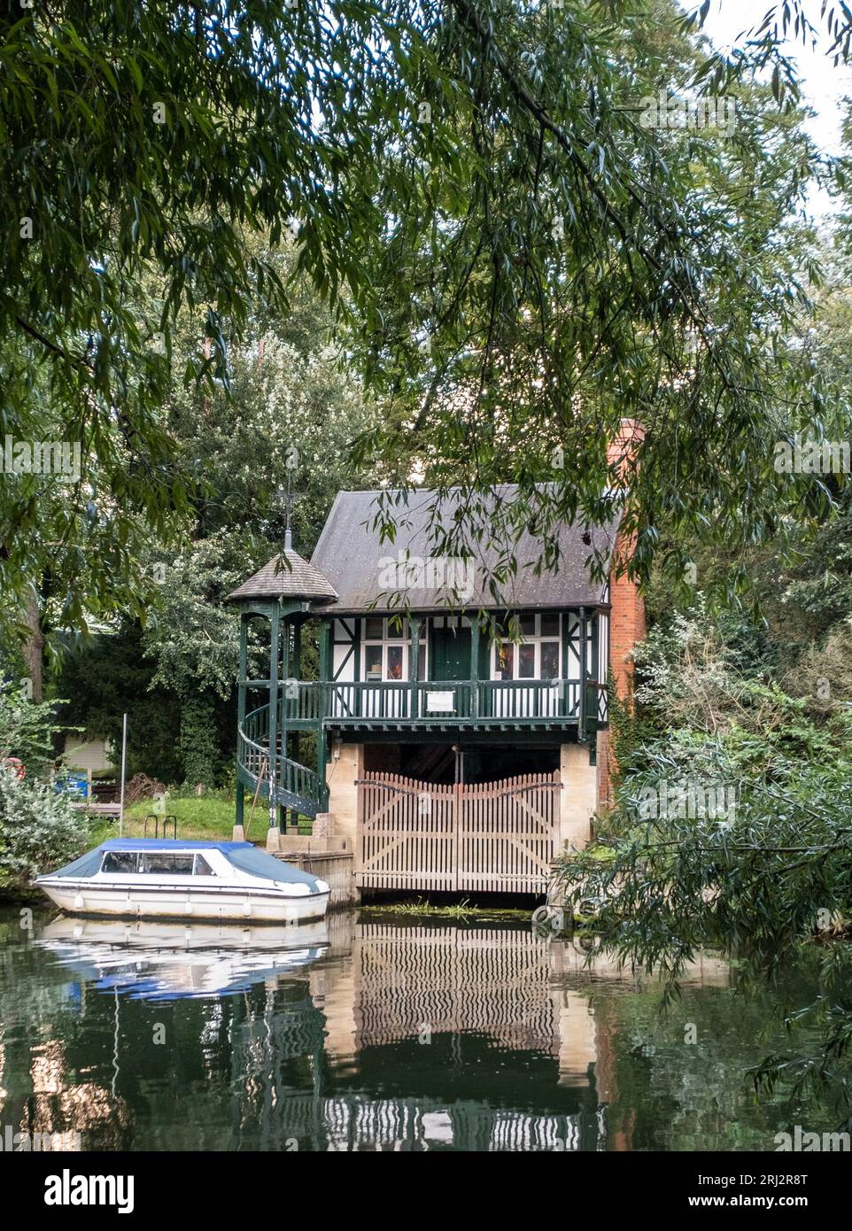 Old boat house on the river thames at Wallingford, Oxfordshire Stock ...