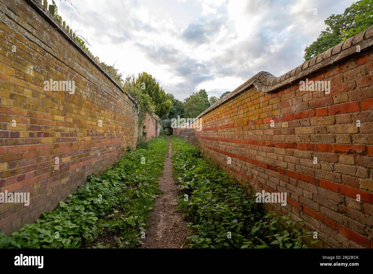Walls around Wallingford Castle Ruins Stock Photo - Alamy