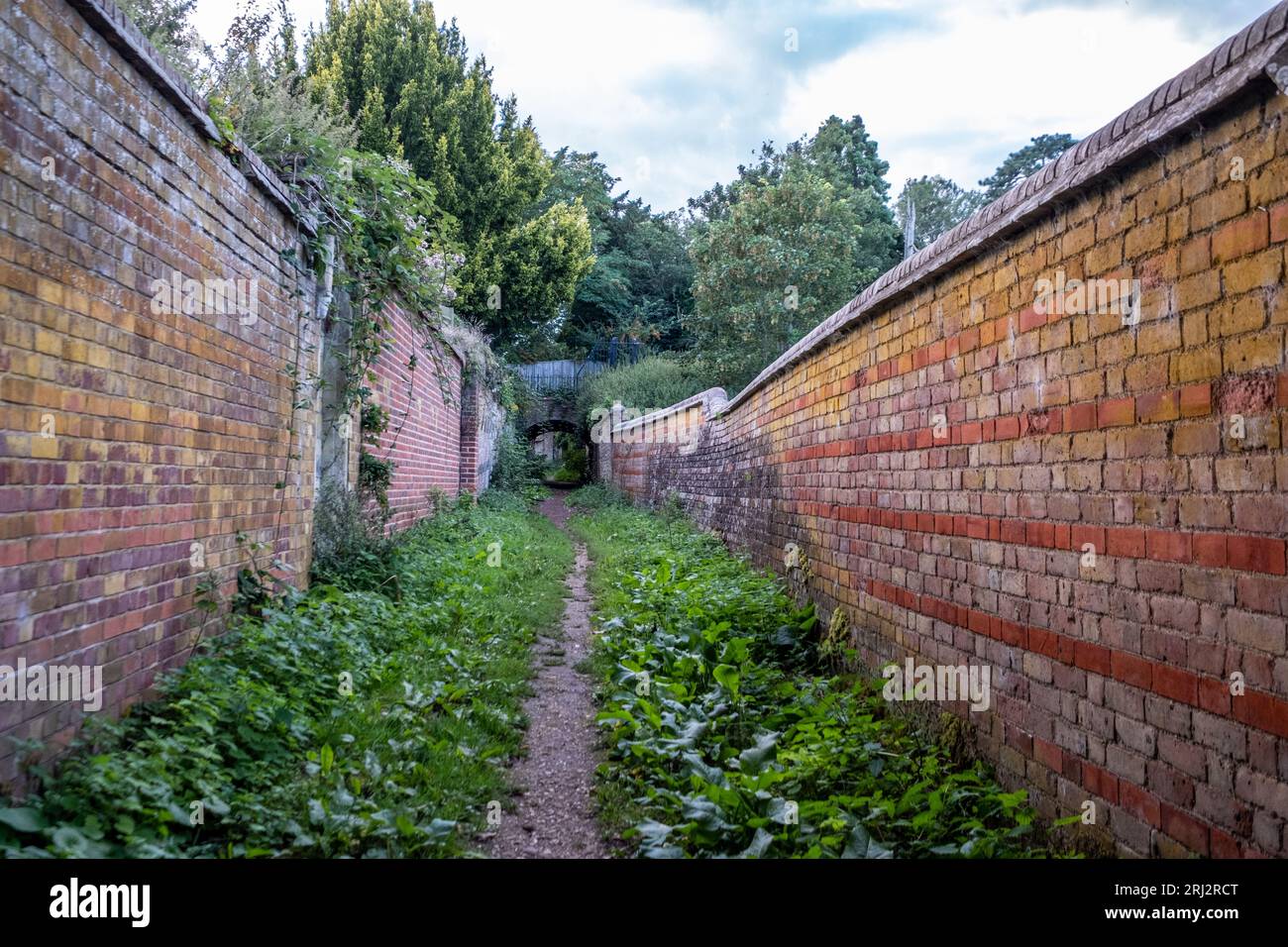 Wallingford castle thames hi-res stock photography and images - Alamy