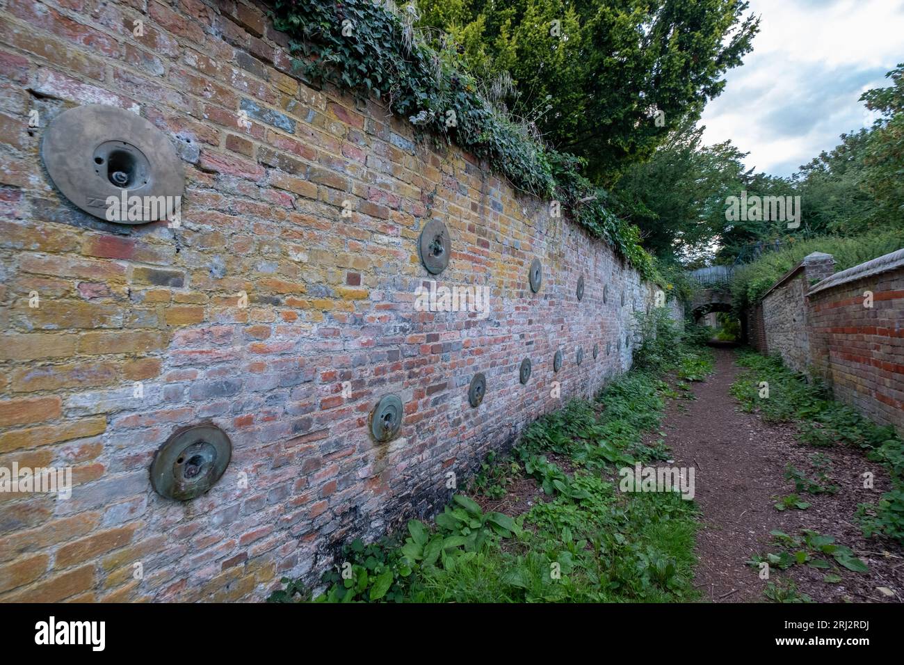 Walls around Wallingford Castle Ruins Stock Photo - Alamy