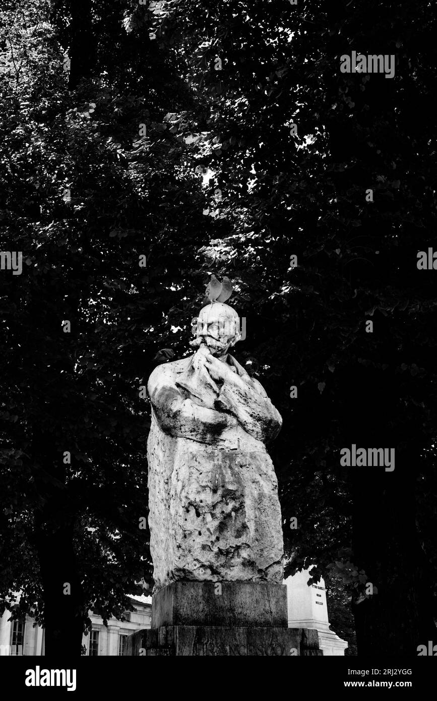 statues of bergamo, historical monuments in the center of bergamo ...