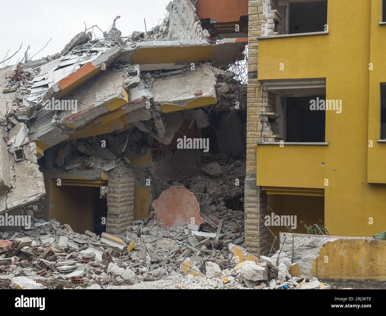 Earthquake destroyed building hi-res stock photography and images - Alamy